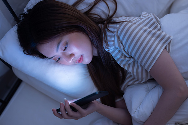 睡前玩iPhone「這點」是大忌！若不改掉恐造成身體受傷 - 遠傳電信FETnet