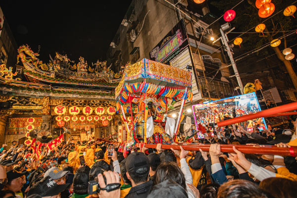 融合傳統信仰與現代藝術的盛會：艋舺青山王祭暗訪遶境 - 遠傳電信FETnet